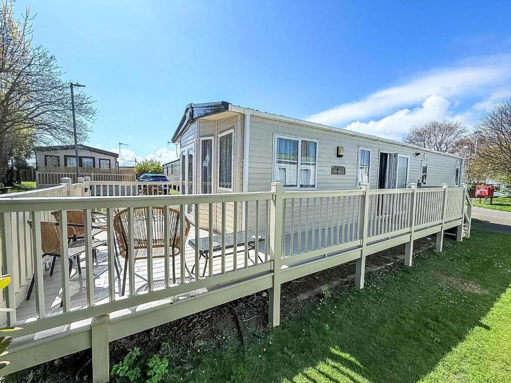 Beautiful 8 Berth Caravan At California Cliffs Nearby Scratby Beach Ref ...