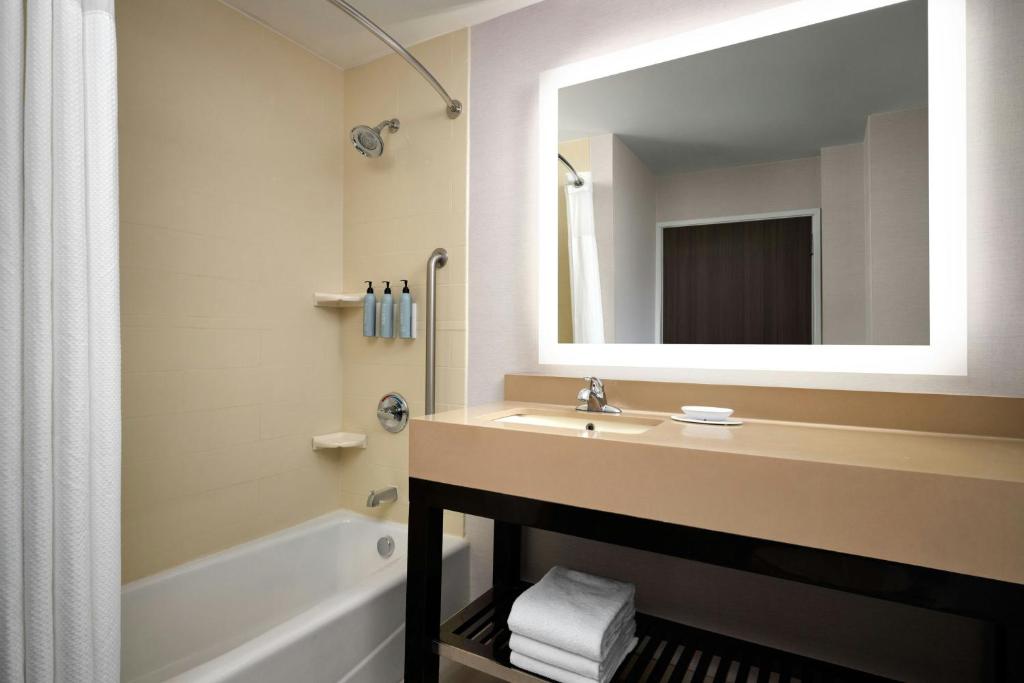 Courtyard by Marriott Dallas DFW Airport North/Grapevine, Grapevine ...