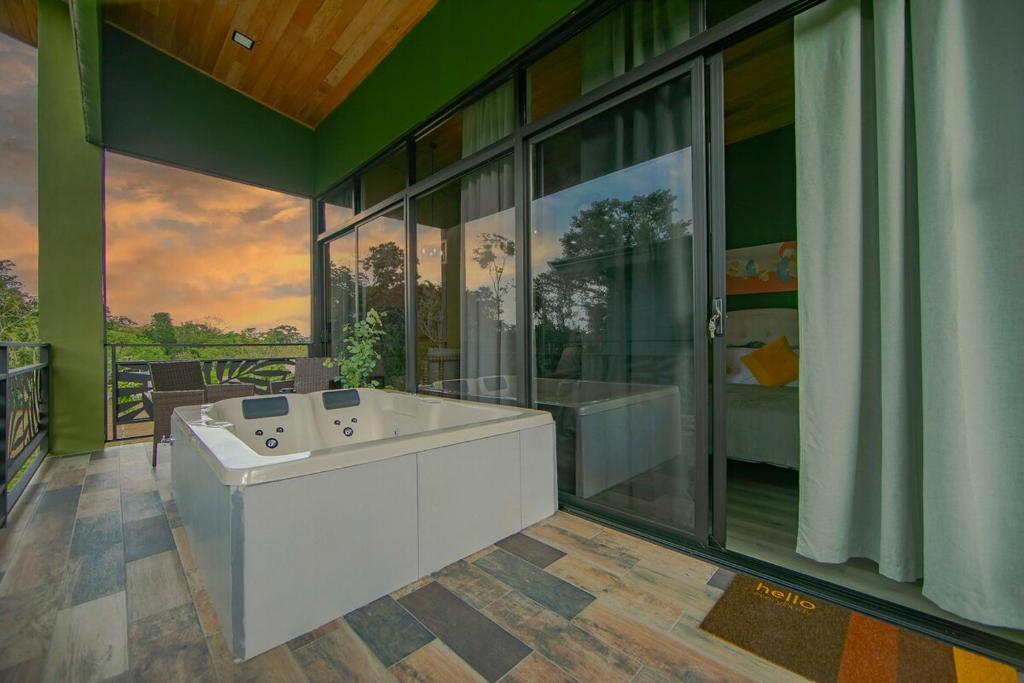 Refugio Verdanza-King bed and balcony with jacuzzi, fast Wifi, EV ...