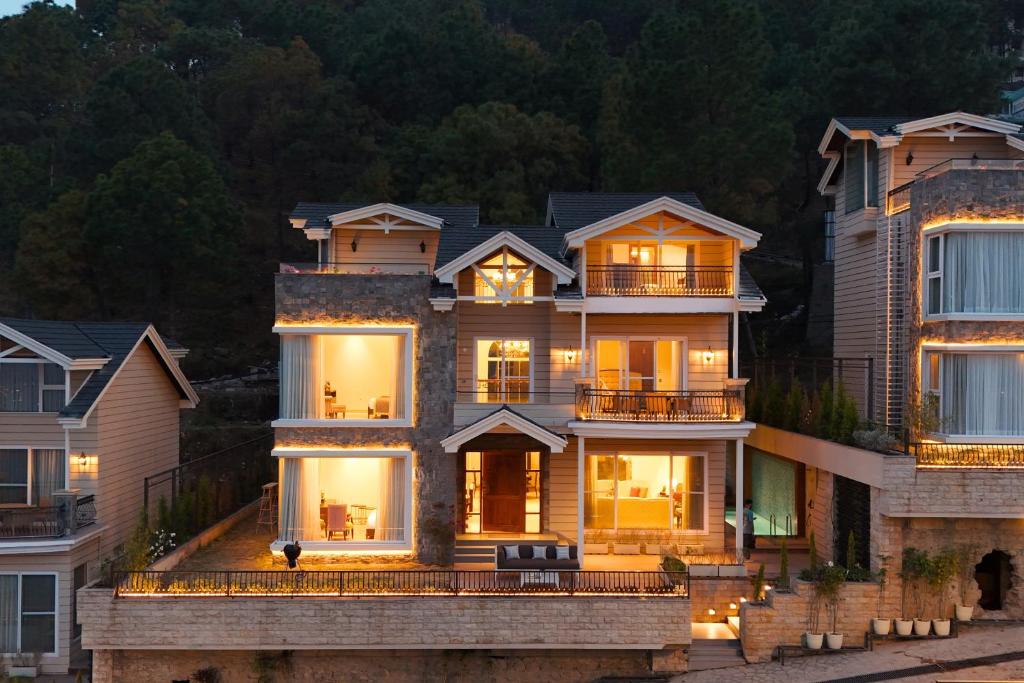 ELIVAAS privé The Royce Daisy Ultra-Luxe 4 BHK Villa with Pvt Heated ...