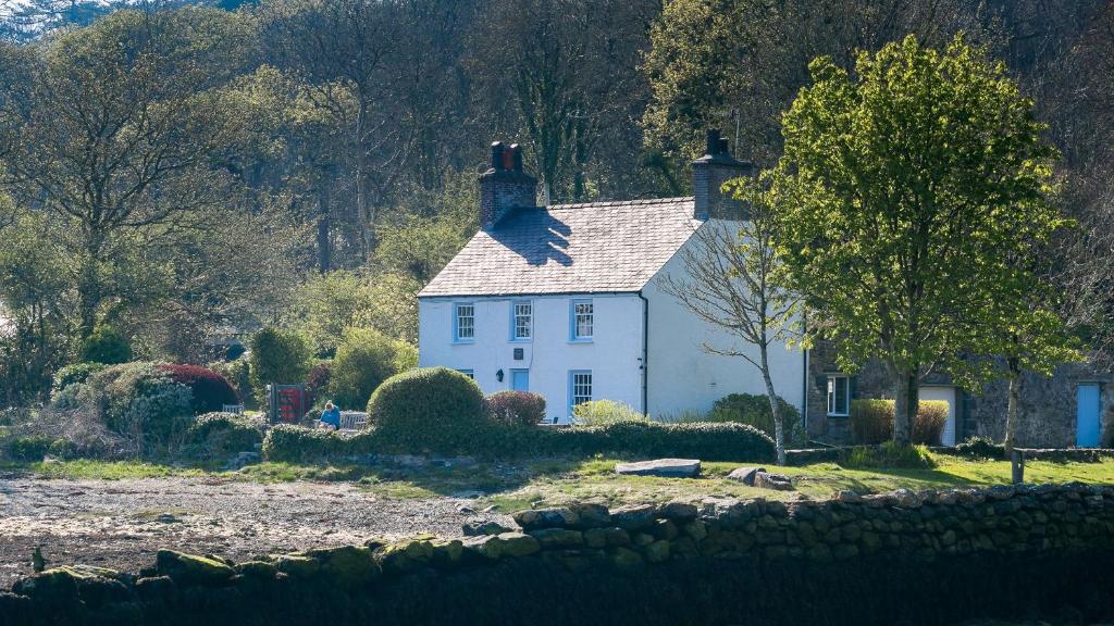 Min y Mor Menai, Menai Bridge (updated prices 2025)