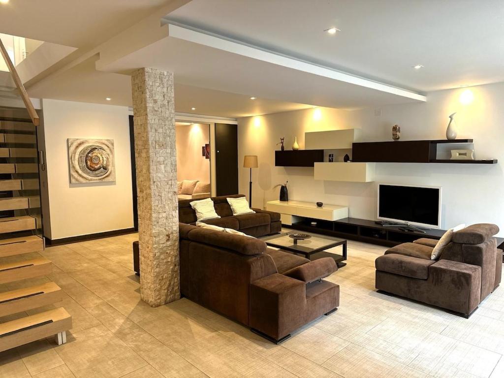 Triplex with garden and parking, Belgrado (preços atualizados 2025)