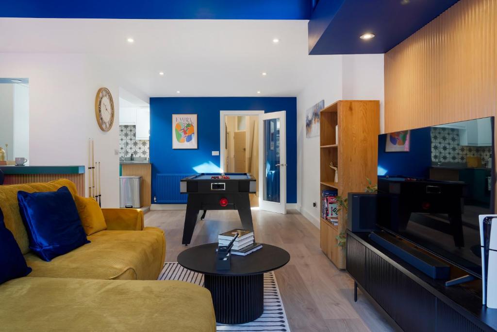 Designer Wandsworth flat -Hot Tub, PS5, Pool Table, लंदन की (2026 के ...