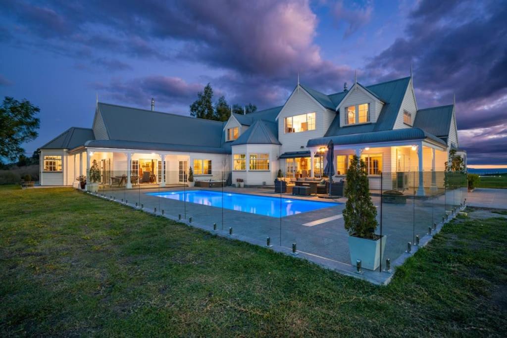 Luxury Group Escape With Spa, Pool, Views and Privacy, Taupo (precios ...