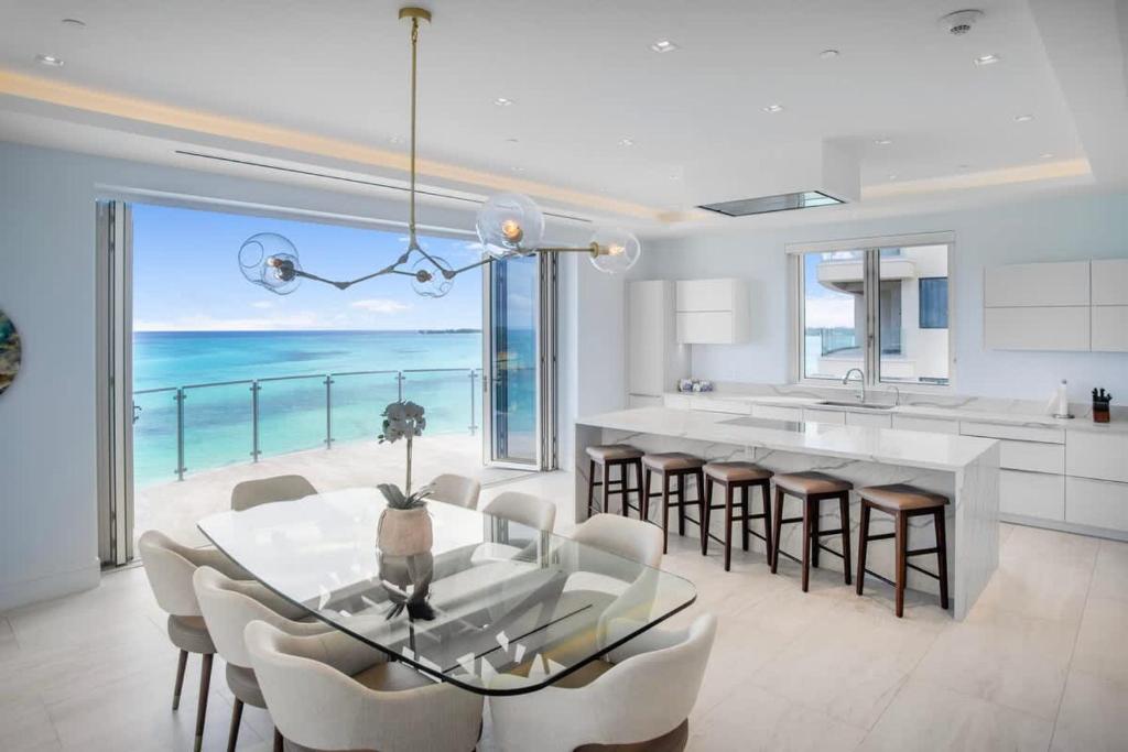 Oceanfront Penthouse and patio at ONE Cable Beach, Nassau (updated ...