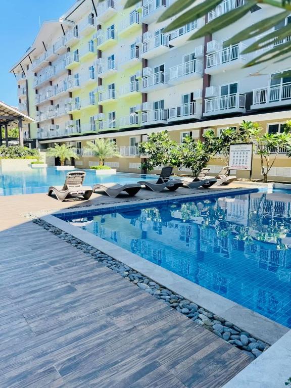 Cozy Staycation Near Cebu Airport with Pool & Gym , Free Wifi, Pusok ...