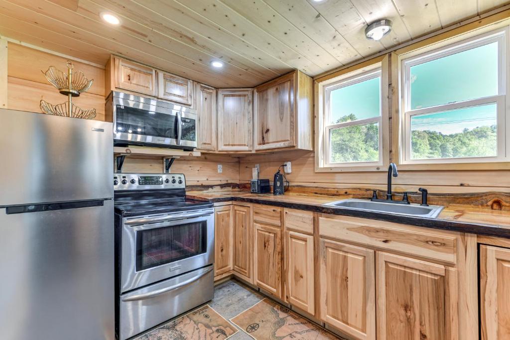 On-Site Creek Access Pet-Friendly Cosby Cabin!, Cosby (updated prices 2025)