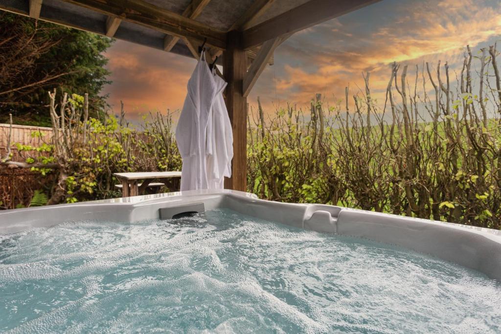 Scenery Hill Hideaways The Coach House Charming Retreat with Jacuzzi ...