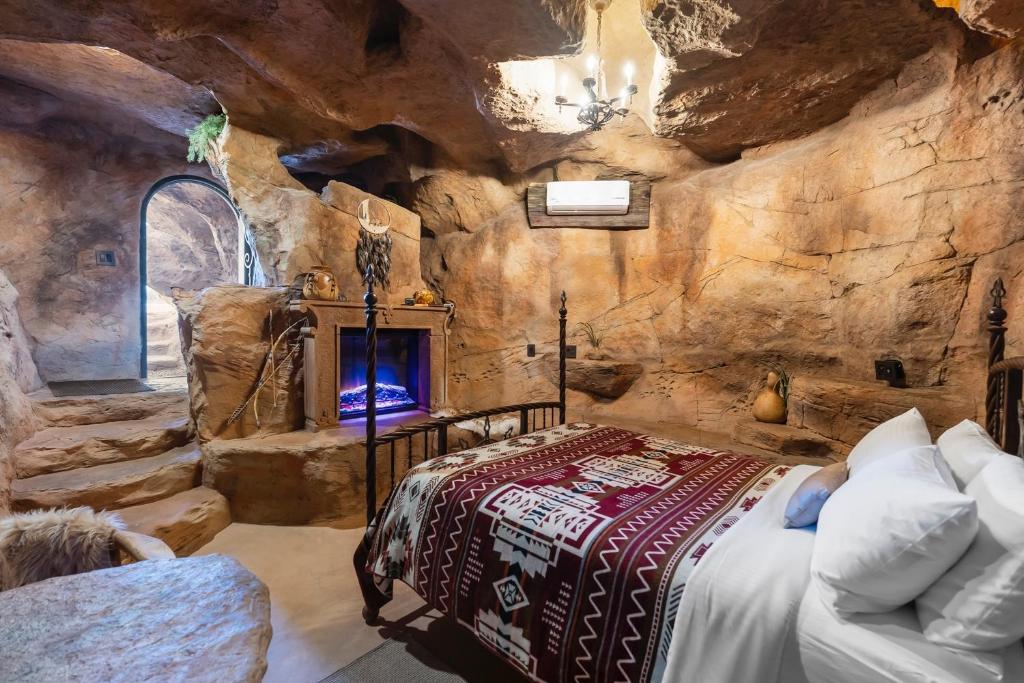 Cave Dwellers- Zions' Only Hand-Sculpted Cave, Cane Beds (updated ...