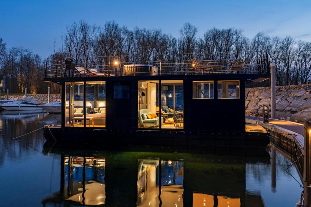 HouseBoat - Lago Maggiore con Jacuzzi, Dormelletto (bijgewerkte prijzen ...