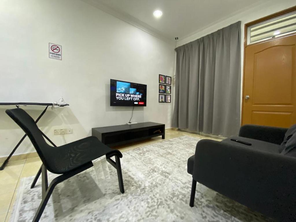 Deena's Cottage Homestay Kulim Hitech Hospital Kulim, Three bedrooms ...