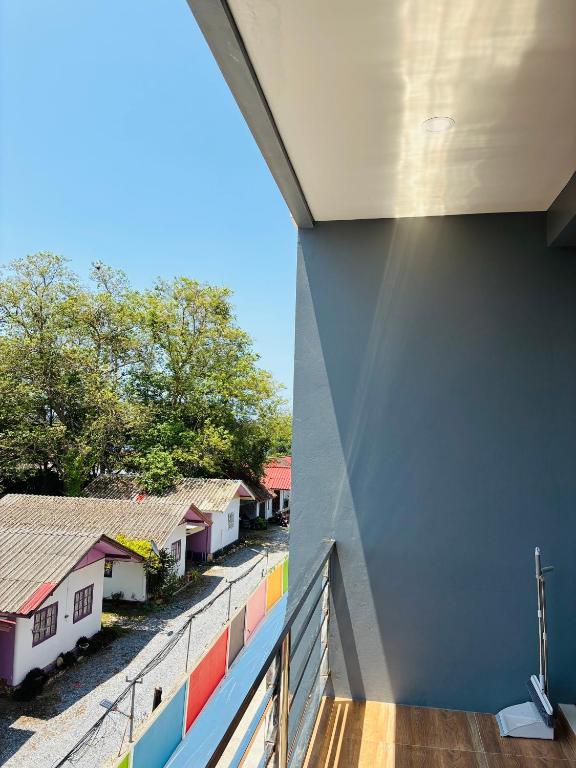 Rainbow Room No 13 Front of Haad Rin Queen Ferry, Amphoe Koh Samui ...