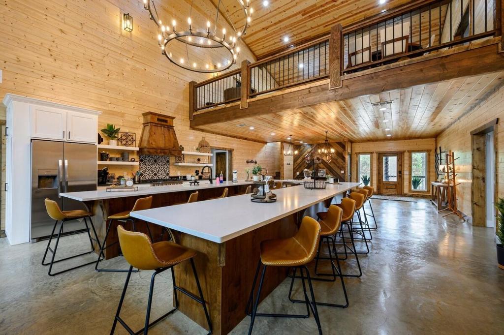 Pickleball - Spa - Fire pit - Pets - Sleeps 31, Broken Bow (updated ...