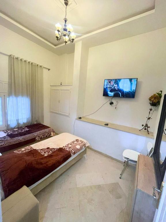 Studio meublé avec Wi-Fi, Rez-de-chaussée centre Ennasr, rue Hedi ...