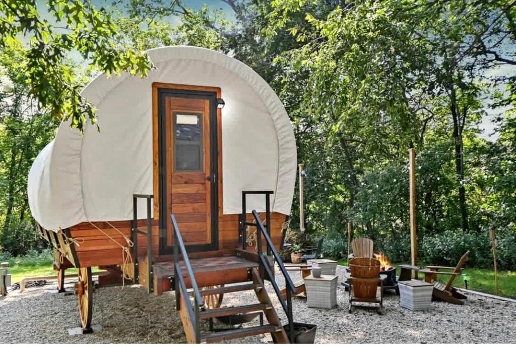 Gorgeous and Fully Equipped Covered Wagon for a Glamping Retreat in ...