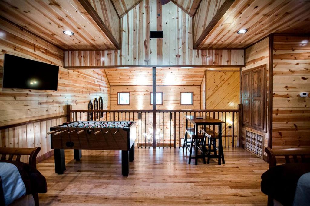 Deluxe Log Cabin Rental with Lovely Woodland Views in Broken Bow, Oklahoma, Broken Bow (prezzi ...
