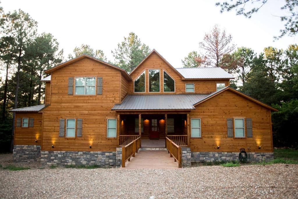Deluxe Cabin Rental with a Game Room and Hot Tub near Hochatown, Oklahoma, Broken Bow (prezzi ...