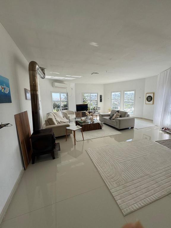 Luminous Loft, Dāliyat el Karmil (precios actualizados 2026)