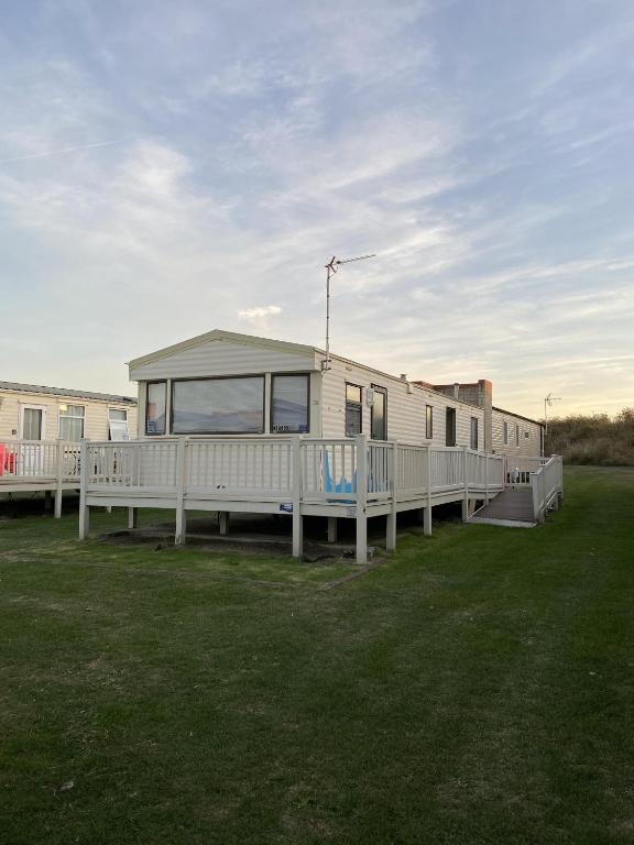 Cosy 8 Berth Caravan At Naze Marine Holiday Park In Essex Ref 17356Br ...