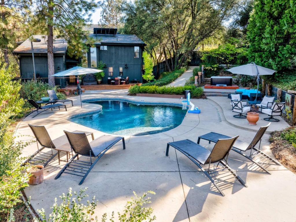 Spacious Mountain View Home - Pool, Spa & Game Rm, Oakhurst ...