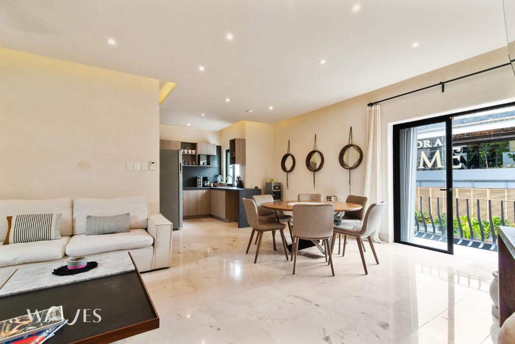 Prime 5th Ave Stay - 4BR with King Beds & City Views, Playa del Carmen ...