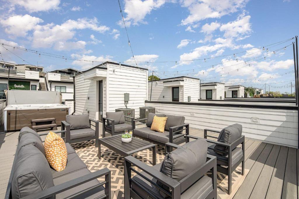 Rhythm Row - Rooftop Hot Tubs - Mins to Broadway, Nashville (preços ...