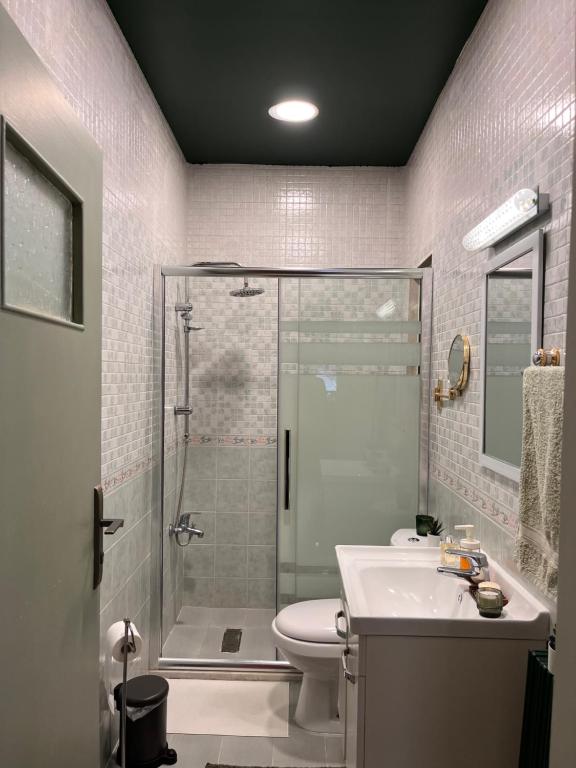 Serene Double Bedroom with Private Balcony, Amman (updated prices 2025)