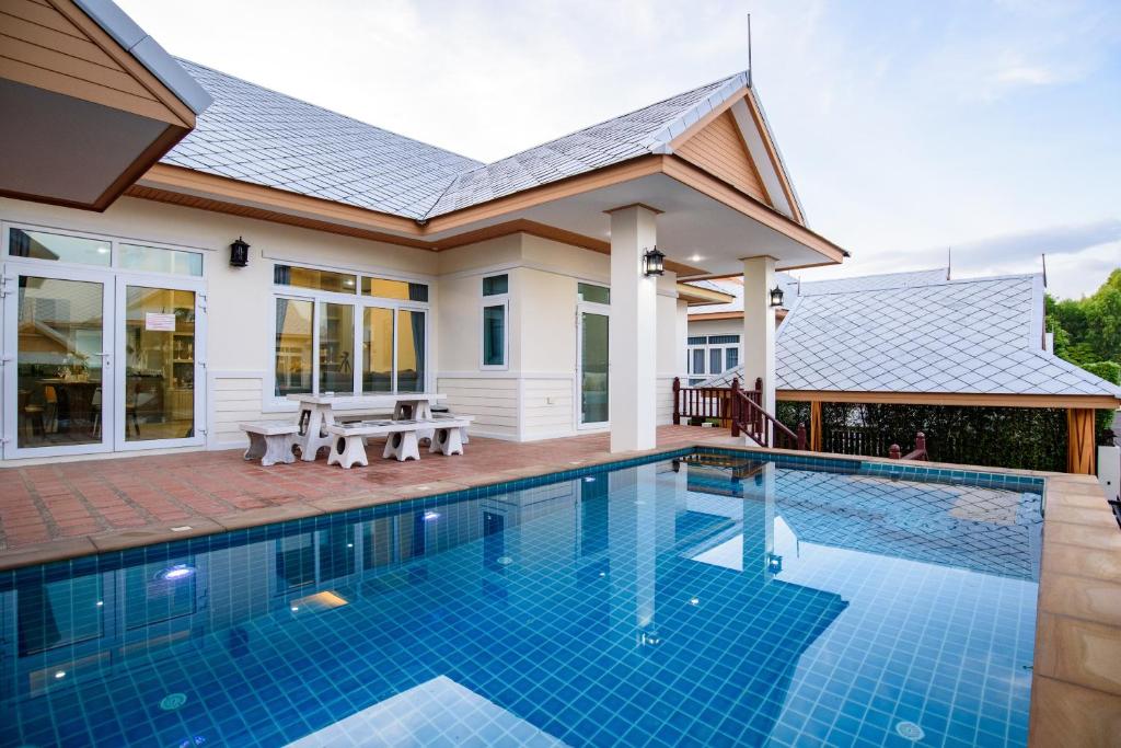 Pattaya 3 bedrooms with private bathrooms, Thai style pool villa A ...