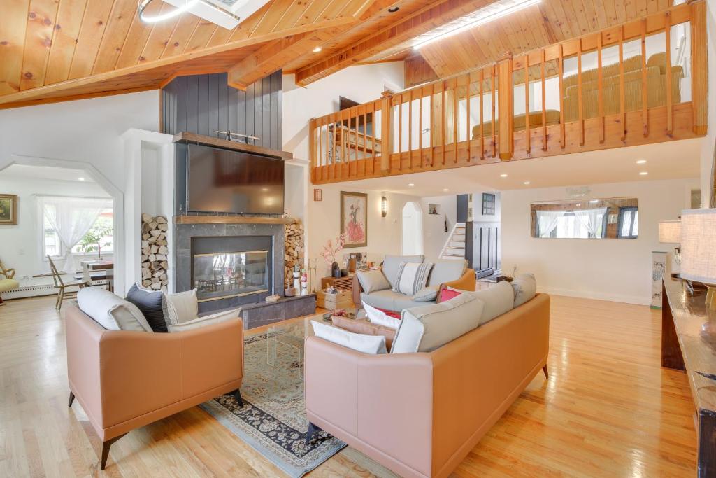 Lake Carmel Access Waterfront Home with Deck!, Carmel Hamlet (updated ...