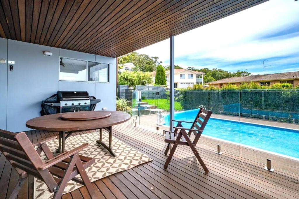 Family Retreat with Pool & Ocean Views, Corlette (updated prices 2025)