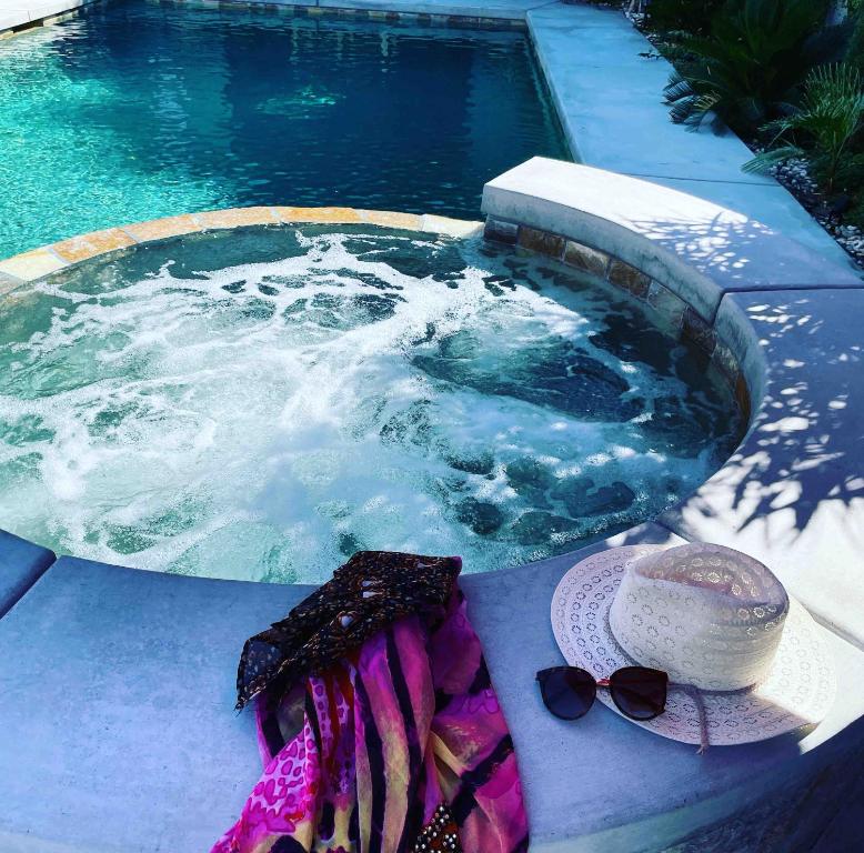 Mineral Saltwater Solar heated Pool & Spa Oasis with mountain views and ...
