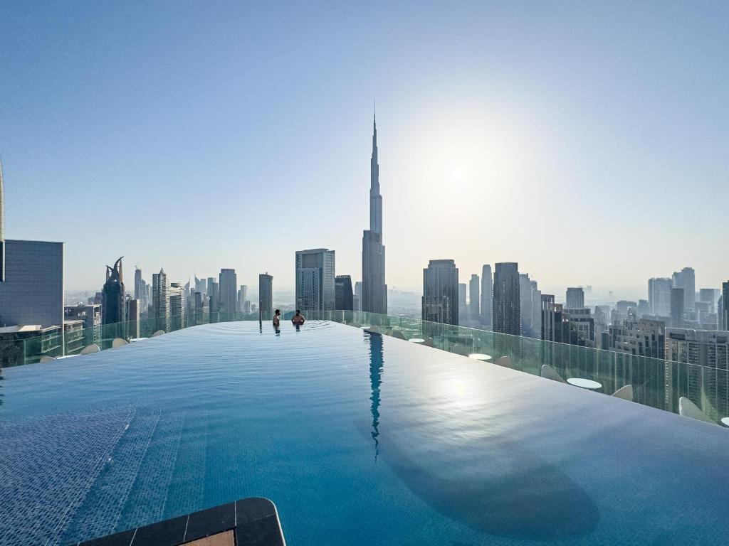 Infinity Rooftop Pool with Full Burj Khalifa View, Dubai (updated ...