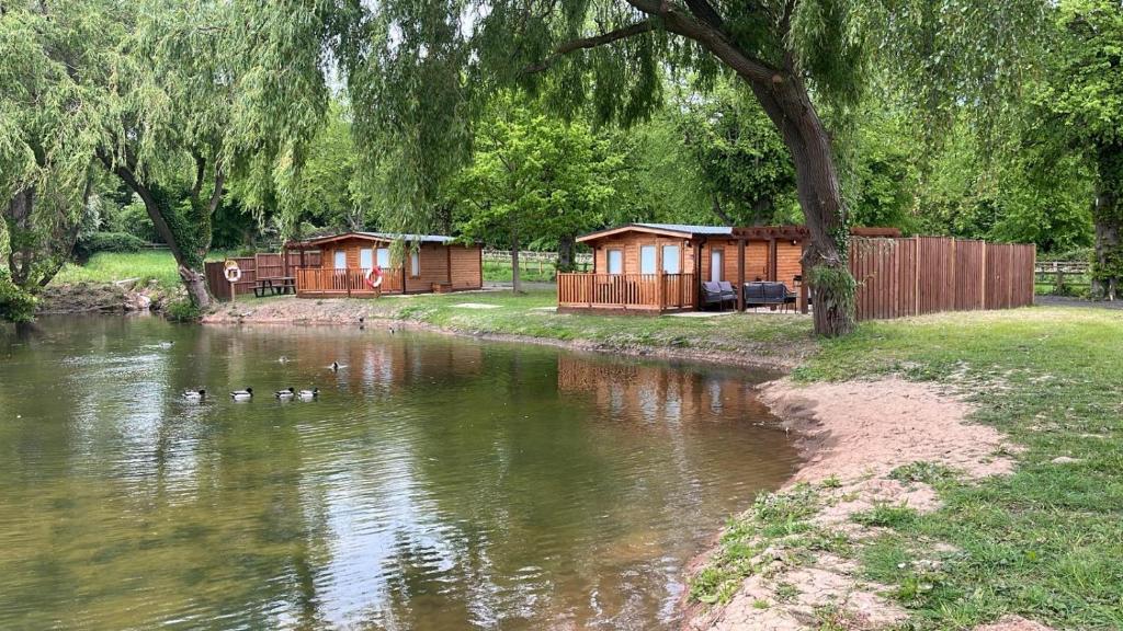 Lakeside Lodges 2 With Log burning Hot tub, Everton (updated prices 2025)