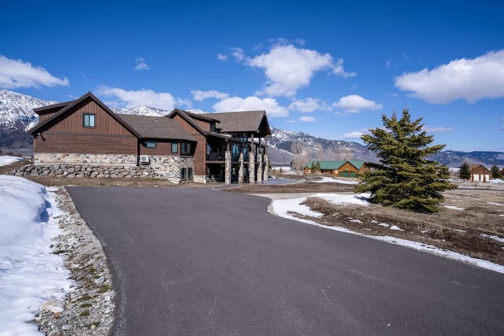 Henrys Lake Walkout Cabin, Staley Springs (updated prices 2025)