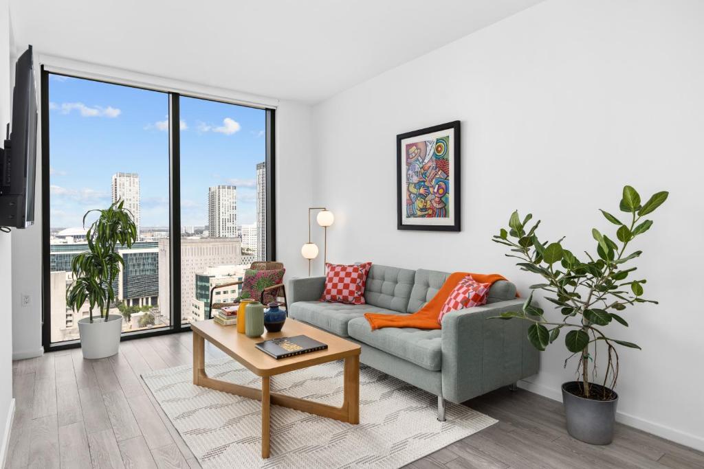 Stunning 2BD 2BA High-Rise Condo in Downtown Miami with Amazing Views ...