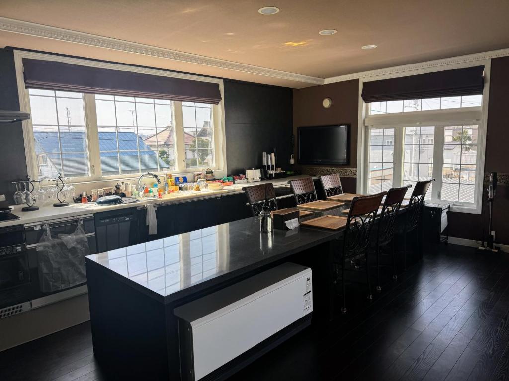 Biei Terrace 2F 専用玄関 127平米 LDK 85型スマートTV ークオリティランク4 認定&オープン記念割引中!ー2F127sqm LDK, Biei ...