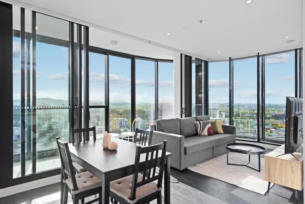 Stunning Mountain Views plus Infinity Pool, Gym, Park, Brisbane ...