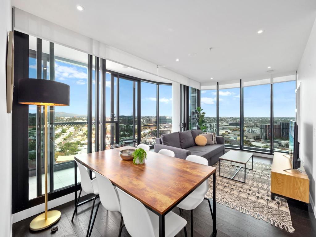 Mountain Views and Infinity Pool Overlooking City!, Brisbane ...