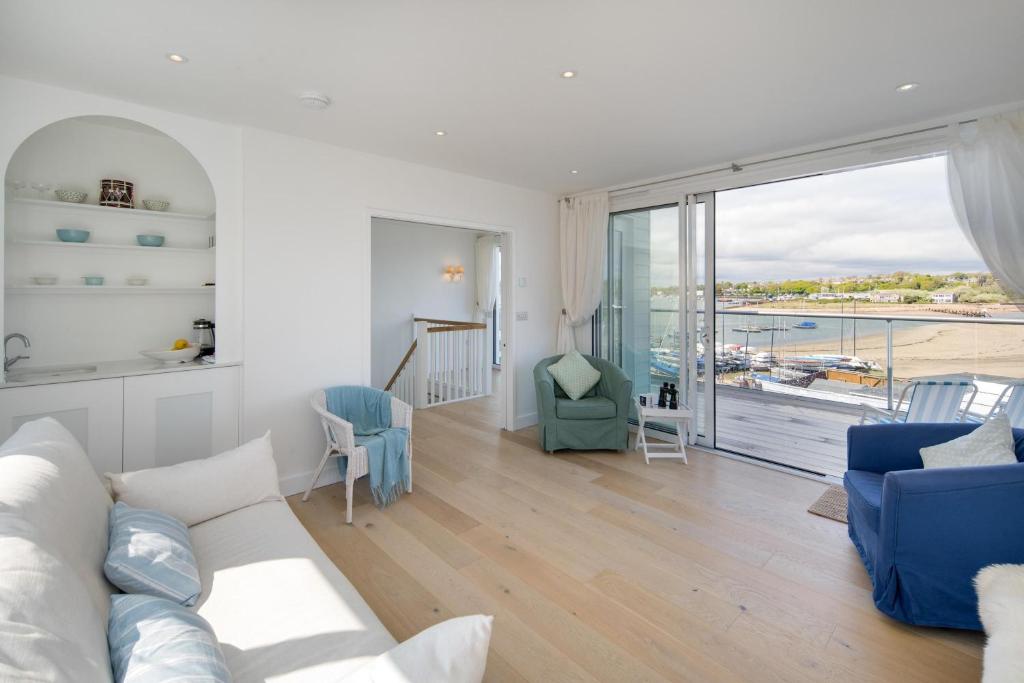 Harbour Strand, Bembridge (updated prices 2025)