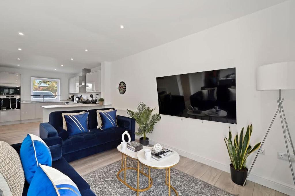 OFFERS 3 Bed House with Free Parking Ideal for Contractors or ...