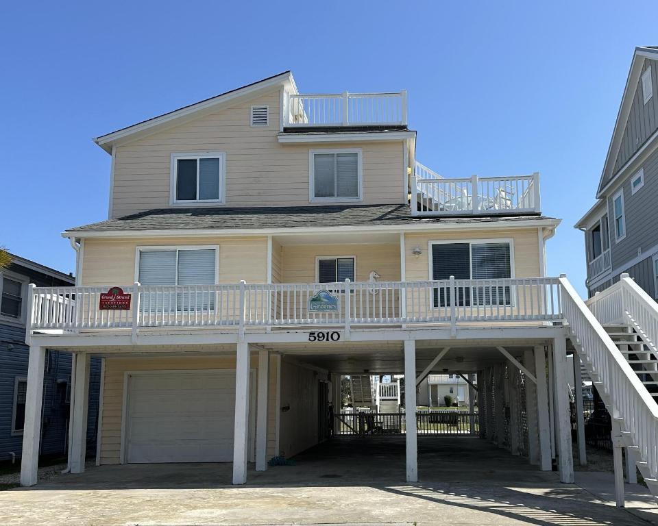 The Grove Getaway is a 4 Bedroom Channel Home with a loft, Myrtle Beach ...