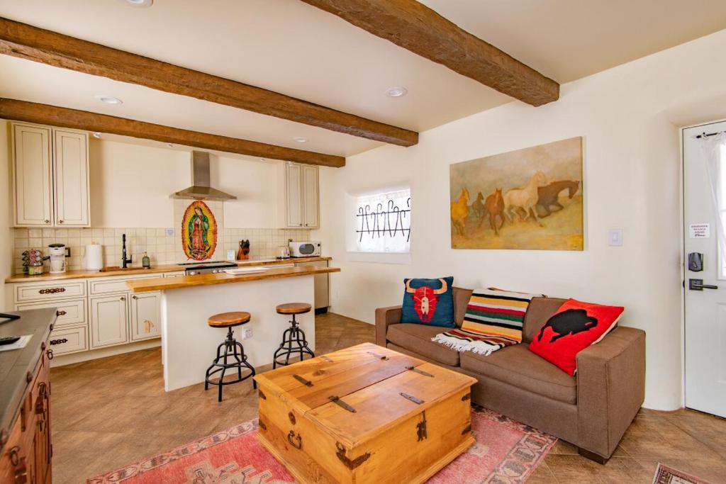 聖達菲的Historic Adobe Casita Downtown Specious 620 Sq Ft, King Bed and ...