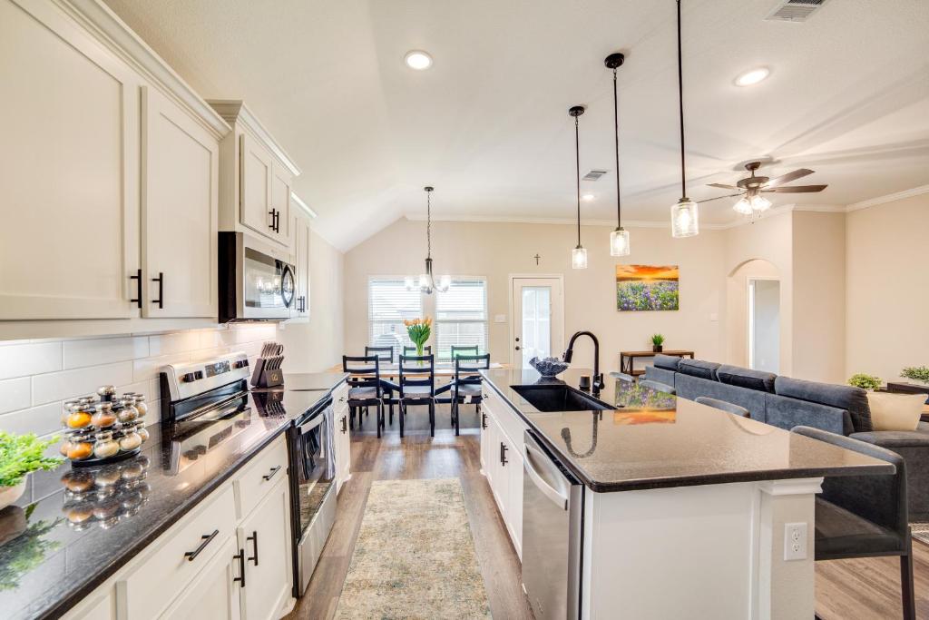 1 Mi to Splash Kingdom Air Patrol Home with Patio!, Greenville (updated ...