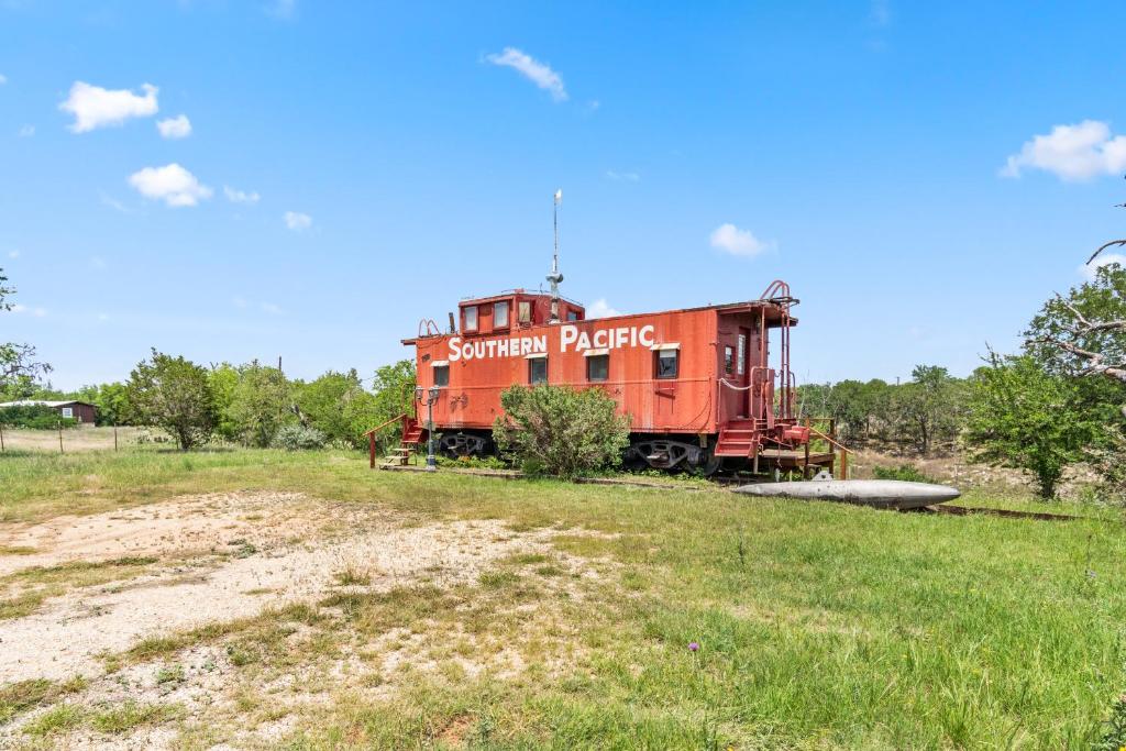 Muller's Ark Guest Ranch - Caboose, Bandera (updated prices 2026)