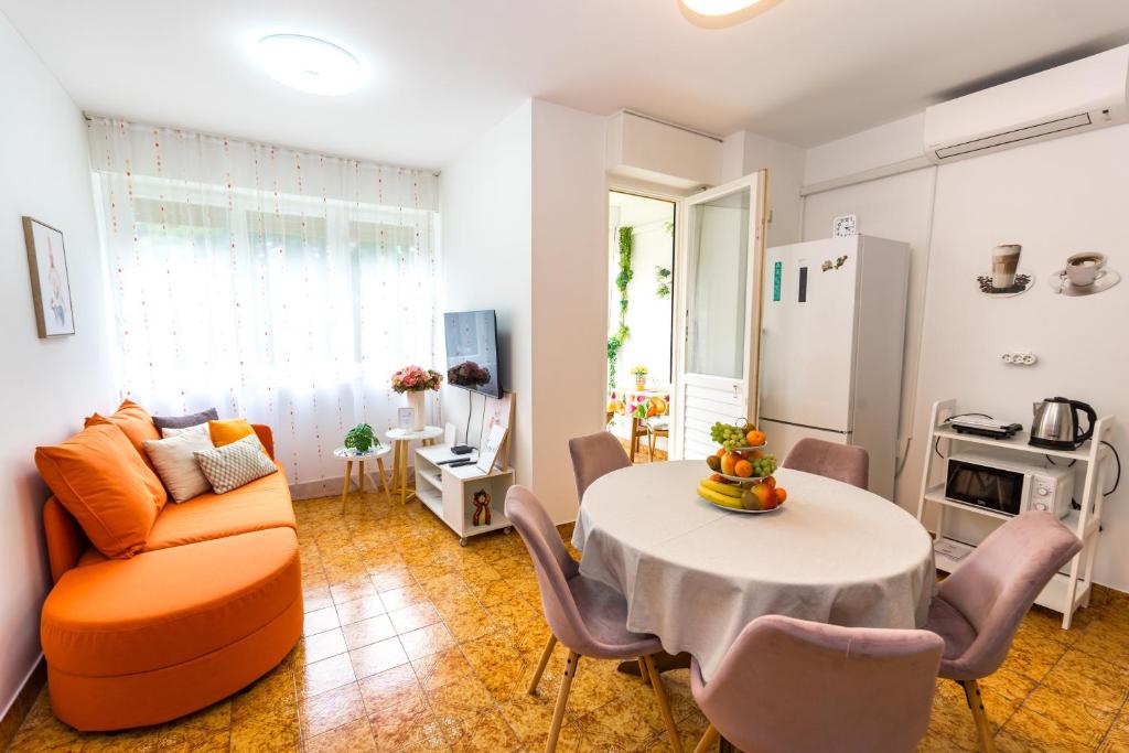 Cozy 2 Bedroom APT 15 Min Walk From Split Center and Beach, Split ...