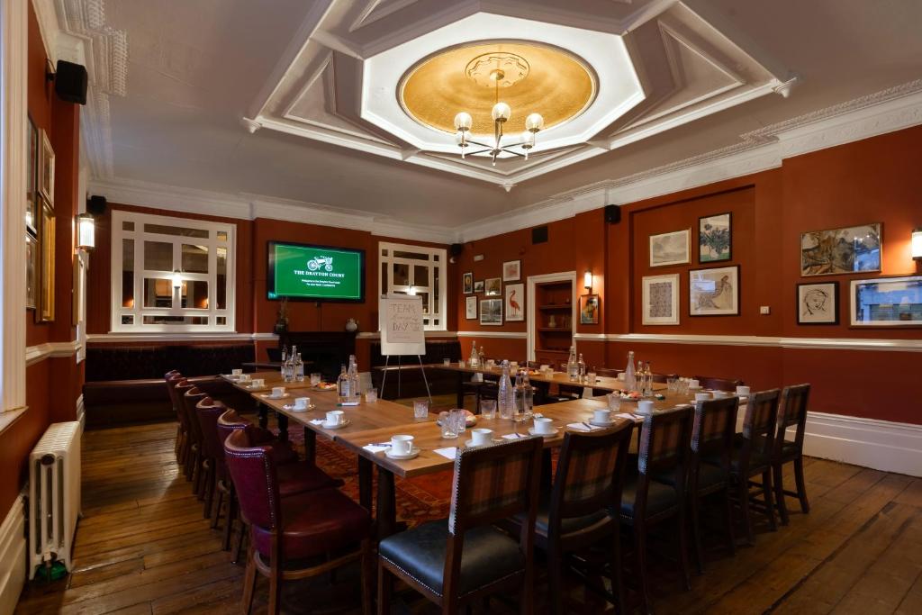The Drayton Court Hotel, London (updated prices 2025)
