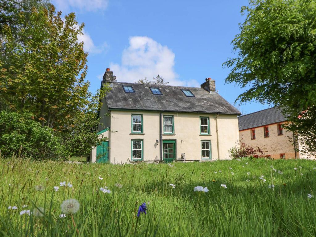Victorian Farmhouse, Llanybydder (updated prices 2025)