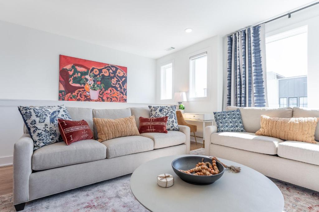 Henley & Hank at The Lucy by Stay Local Nashville, Nashville (updated ...