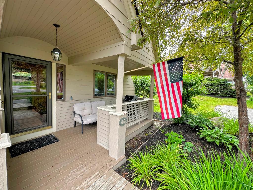 FV44 tastefully updated single level with AC WiFi minutes from skiing ...