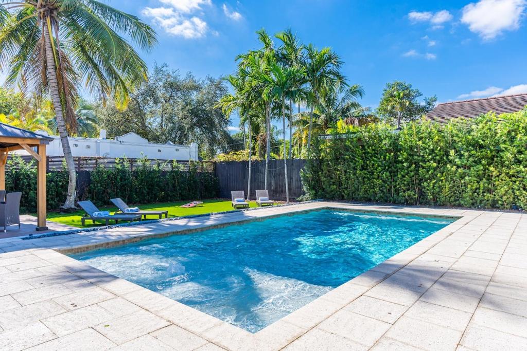 Stunning Tropical Pool House Miami Coconut Grove, Miami (updated prices ...